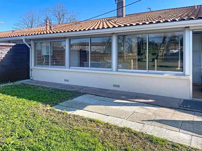 Maison à louer - Saint-Ciers-sur-Gironde - 5 pièces - 4 chambres