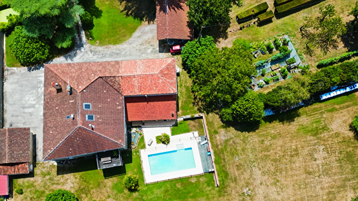 Saint-Jean-le-Comtal : Maison 10 pièces à vendre