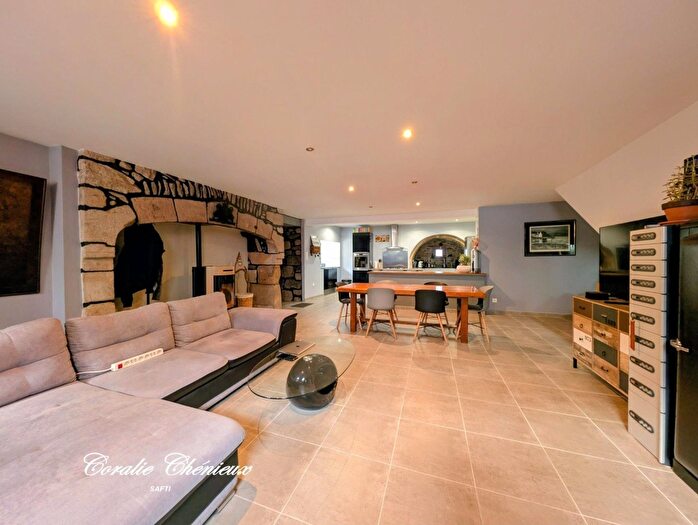 Maison à vendre - Bort-les-Orgues - 11 pièces - 6 chambres