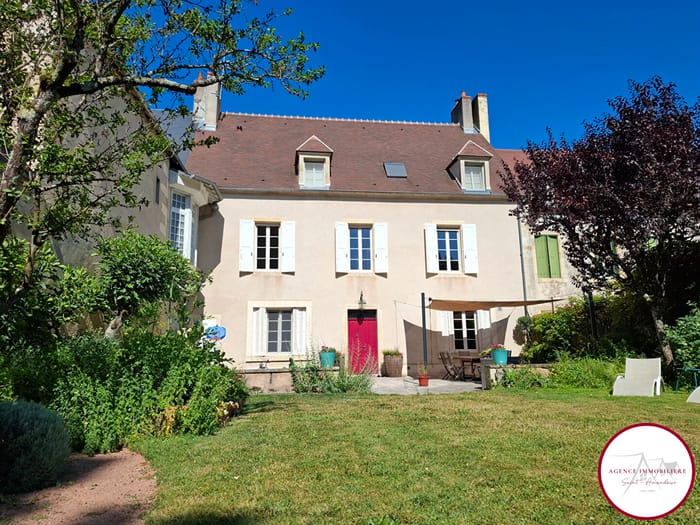 Maison 10 pièces à Saint-Amand-Montrond, à vendre