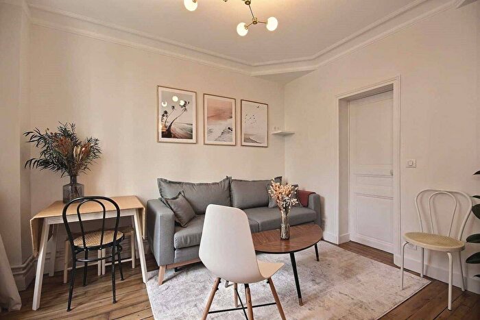 Appartement à louer - La Fourche-Guy Môquet, Paris ème arrondissement - 1 pièce