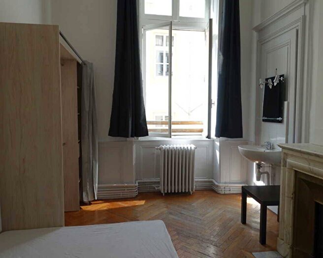 Appartement à louer - Presquîle, Centre ville, Cordeliers, Lyon ème arrondissement - 4 pièces - 8 chambres