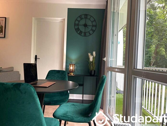 Appartement à louer - Clairieres-Chateaux-Zone Agricole, Cergy - 1 pièce - 4 chambres