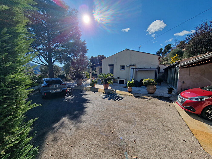 Maison à vendre - Carros - 9 pièces - 5 chambres