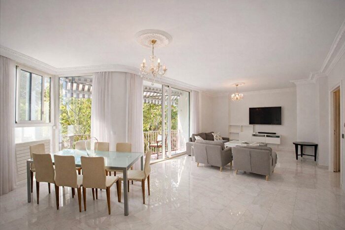 Appartement à louer - Auteuil Nord, Paris ème arrondissement - 5 pièces - 3 chambres