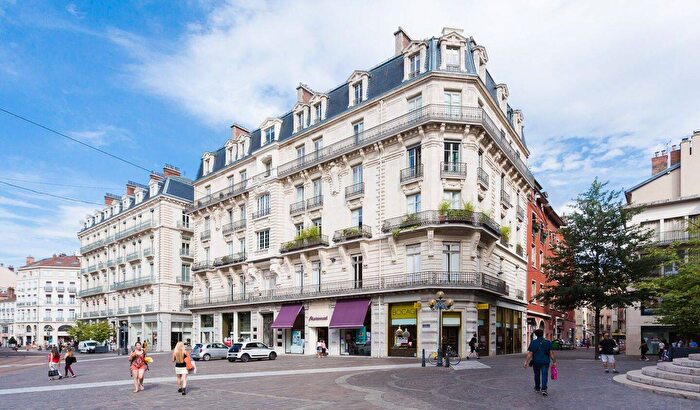 Appartement à louer - Centre-ville, Victor Hugo, Grenoble - 6 pièces - 4 chambres