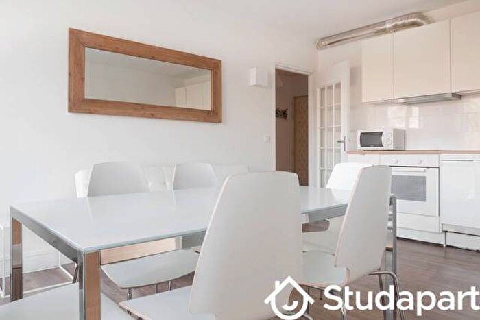 Appartement à louer - Clairieres-Chateaux-Zone Agricole, Cergy - 1 pièce - 4 chambres