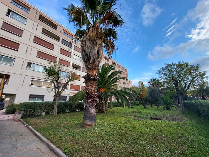 Appartement à louer - Hyères, Pyanet - 1 pièce