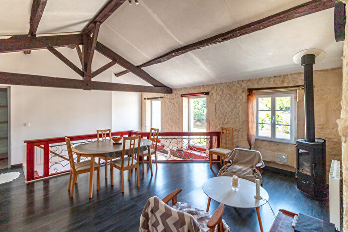 Maison à vendre - Chaniers - 8 pièces - 6 chambres