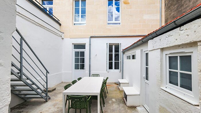 Maison 12 pièces à louer à Bordeaux, Nansouty