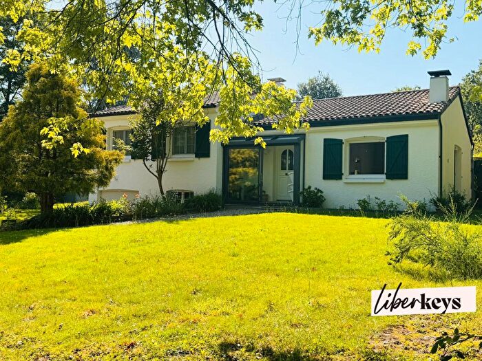 Maison 8 pièces à Les Clouzeaux, à vendre