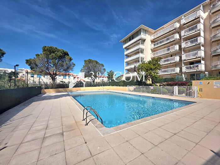 Appartement à vendre - Saint-Raphaël, Centre-ville - 2 pièces - 1 chambre