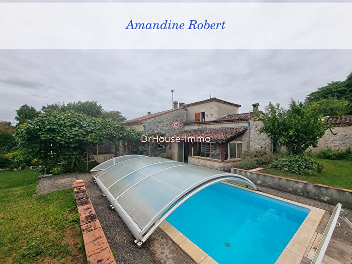 Maison à vendre - Douzains - 8 pièces - 4 chambres