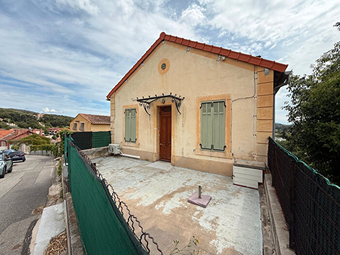 Appartement à louer - Allauch, Centre-ville, Village - 3 pièces - 2 chambres