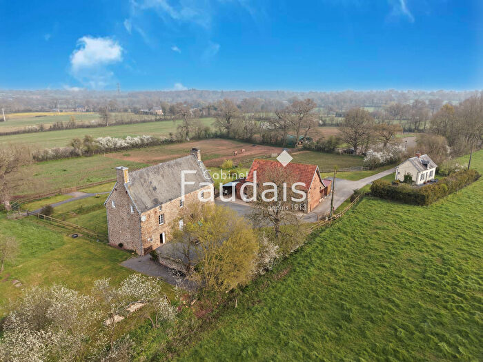 Maison à vendre - Le Dézert - 9 pièces - 5 chambres