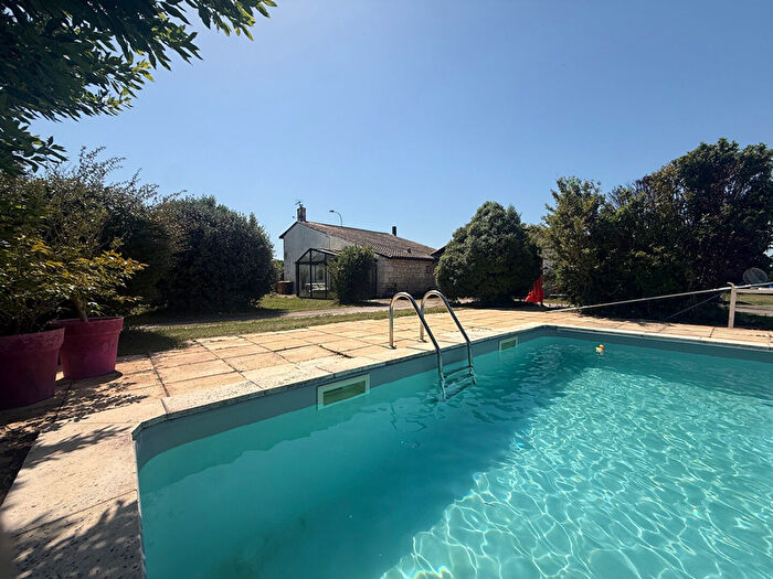 Lugon-et-l'Île-du-Carnay : Maison 4 pièces à vendre