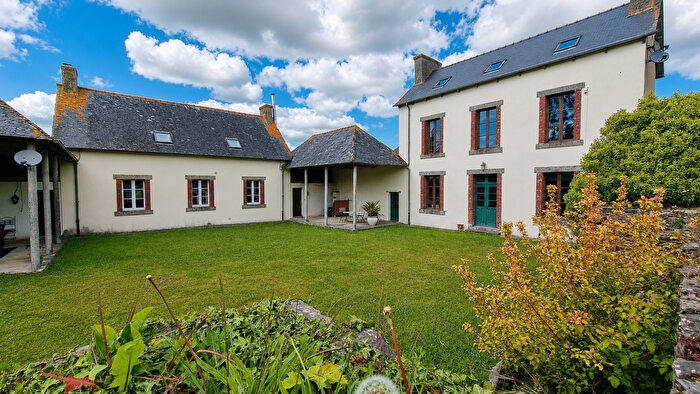 Maison 14 pièces à Merléac, à vendre