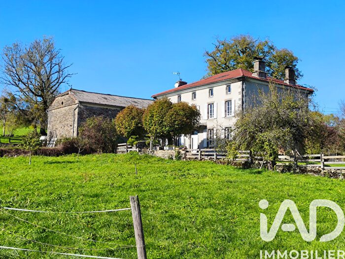 Maison à vendre - Jussac - 6 pièces - 5 chambres
