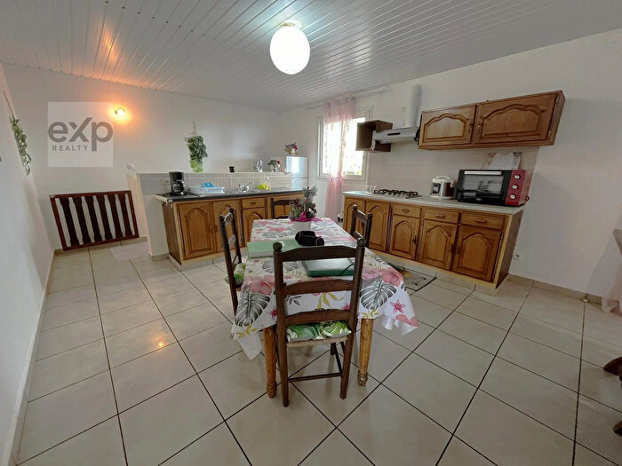 Maison à vendre - Le Tampon, Trois Mares-les Hauts - 8 pièces - 2 chambres