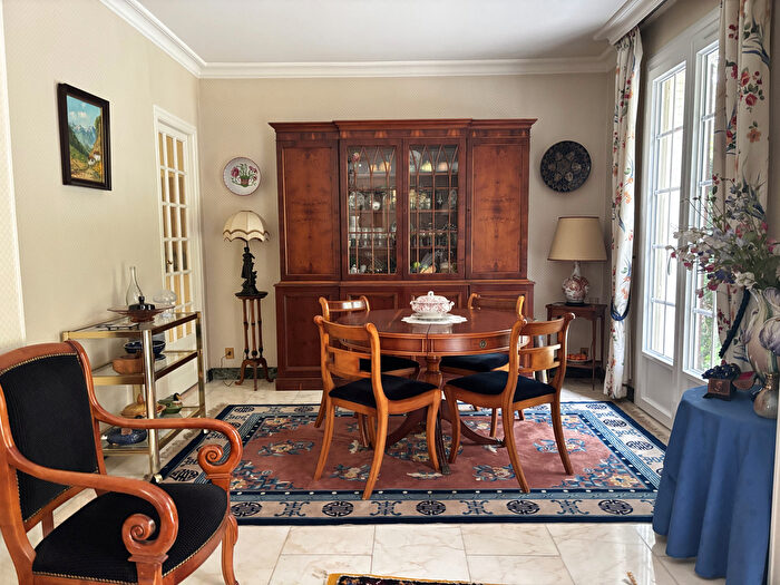 Maison à vendre - Verneuil-en-Halatte - 9 pièces - 5 chambres