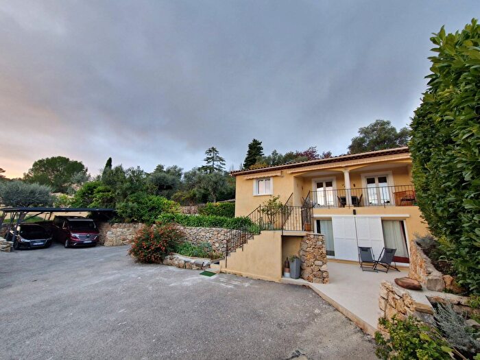 Maison à louer - Le Rouret - 5 pièces - 4 chambres