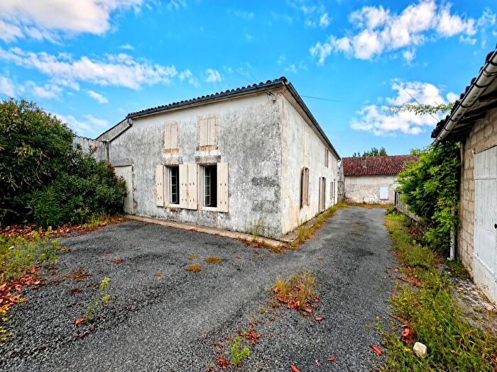 Maison 6 pièces à Burie, à vendre