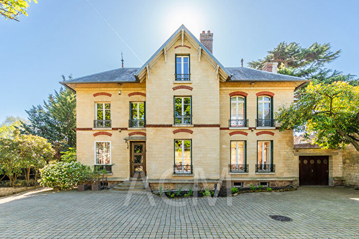 Maison 9 pièces à Le Mesnil-le-Roi, à vendre