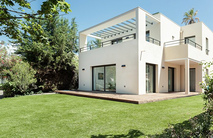 Maison à vendre - Saint-Étienne-du-Grès - 4 pièces - 3 chambres