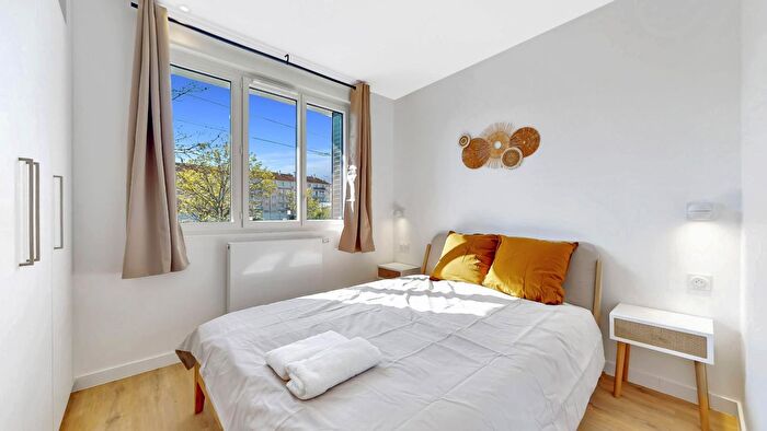 Appartement à louer - Villeurbanne, Les Poulettes - 1 pièce - 12 chambres