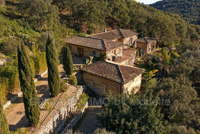 Maison à vendre - Grimaud - 8 pièces - 6 chambres