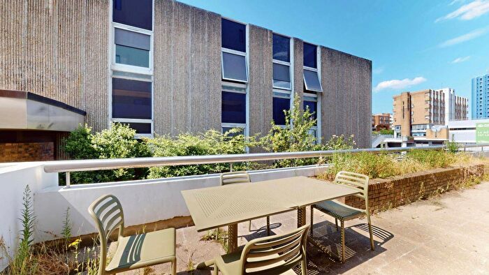 Appartement à louer - Prefecture, Cergy - 1 pièce - 12 chambres