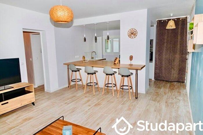 Appartement à louer - La Calagoviere-Parc Camoin, Marignane - 1 pièce - 2 chambres