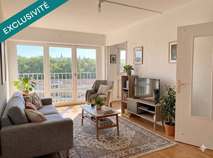 Appartement à vendre - Vénissieux, Centre-ville - 3 pièces - 2 chambres