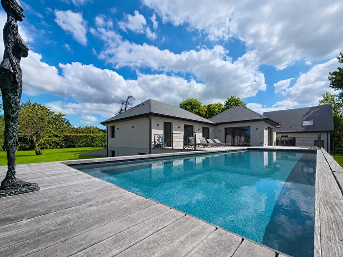 Saint-Martin-aux-Chartrains : Maison 8 pièces à vendre