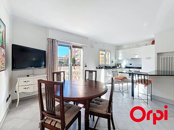 Appartement à louer - Carnoles, Roquebrune-Cap-Martin - 3 pièces - 2 chambres