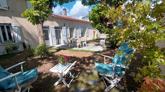 Saint-Estèphe : Maison 5 pièces à vendre