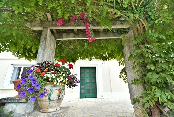 Maison à vendre - Saint-Yrieix-sur-Charente - 7 pièces - 4 chambres