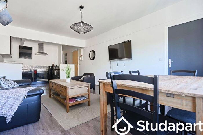 Appartement à louer - Barbâtre-Saint Remy-Verrerie, Reims - 1 pièce - 1 chambre