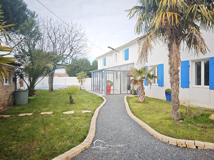 Maison à vendre - Sauzé-Vaussais - 9 pièces - 7 chambres