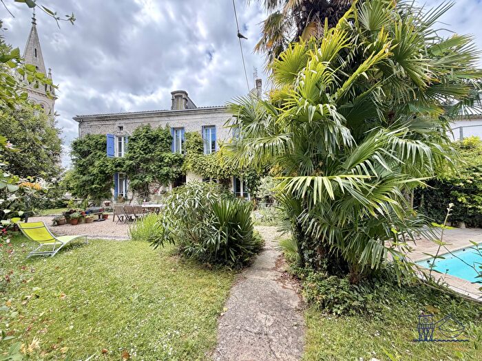 Chenac-Saint-Seurin-dUzet : Maison 11 pièces à vendre