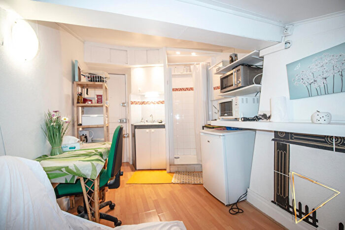 Appartement à vendre - Paris e , Grandes Carrières, Clichy - 1 pièce - 2 chambres