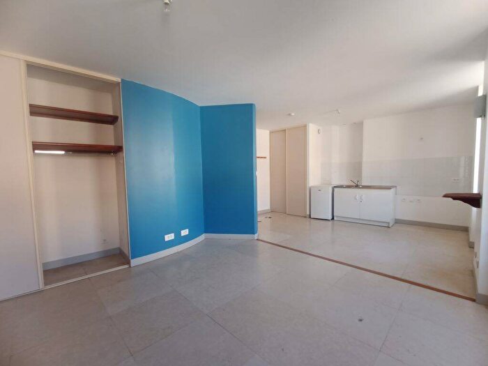 Appartement à louer - Saint-Pons-de-Thomières - 2 pièces - 1 chambre