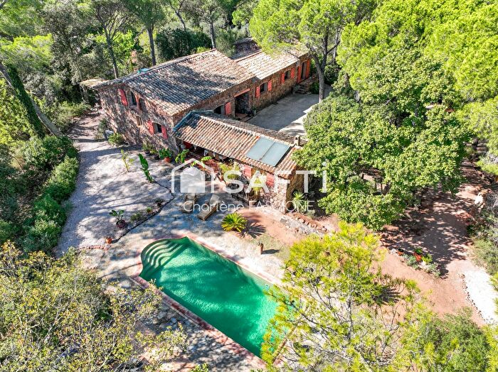 Maison à vendre - Roquebrune-sur-Argens, La Bouverie - 8 pièces - 5 chambres