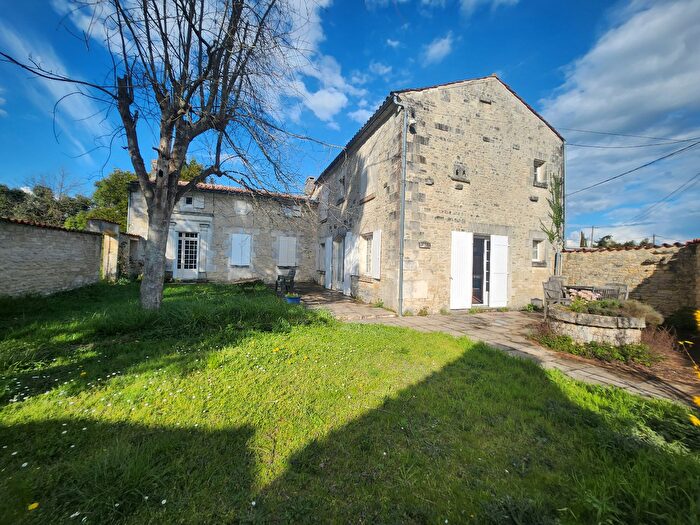Maison à vendre - Triac-Lautrait - 7 pièces - 4 chambres
