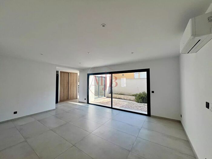 Appartement à louer - Saint-Étienne-du-Grès - 3 pièces - 2 chambres