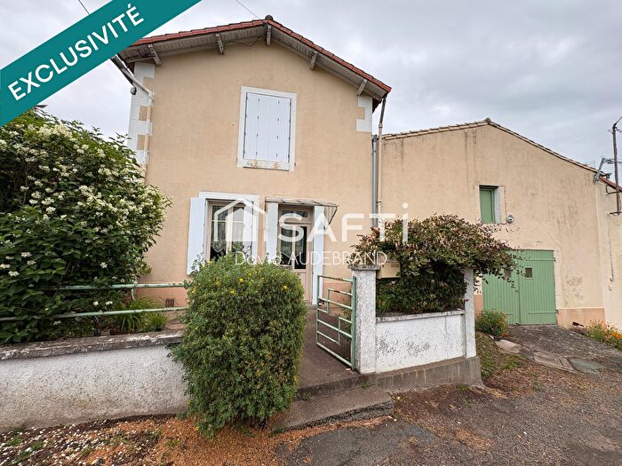 Maison 4 pièces à Champdeniers-Saint-Denis, à vendre