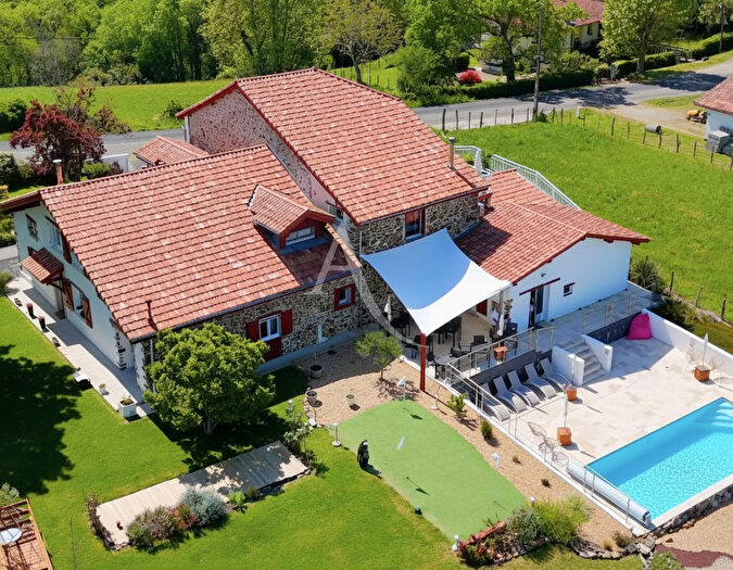 Maison 12 pièces à La Bastide-Clairence, à vendre
