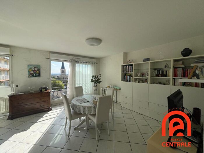 Appartement 2 pièces à Bron, Le Terraillon, à louer
