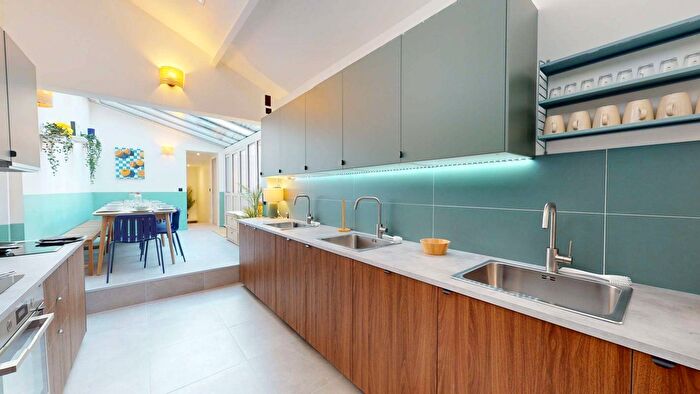 Appartement à louer - Batignolles-Cardinet, Paris ème arrondissement - 1 pièce - 15 chambres