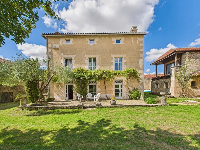 Maison à vendre - Charmé - 9 pièces - 4 chambres